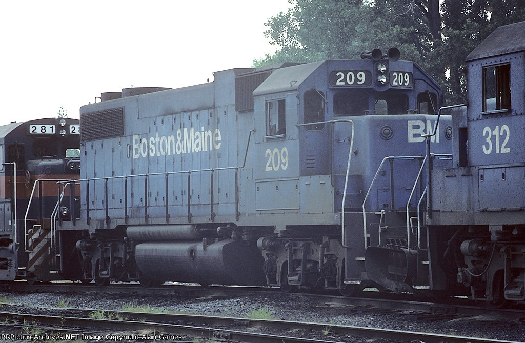 B&M GP38-2 209